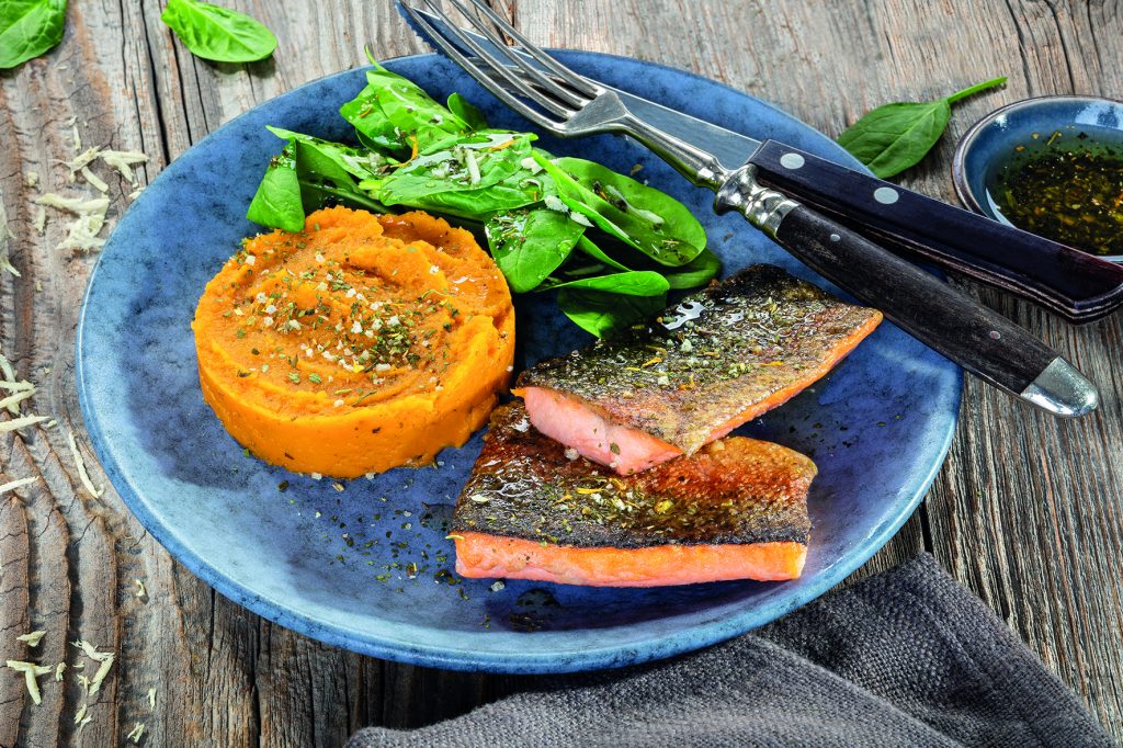 Saiblingsfilet mit Süßkartoffel und Spinatsalat - Eatio - Das Foodmagazin